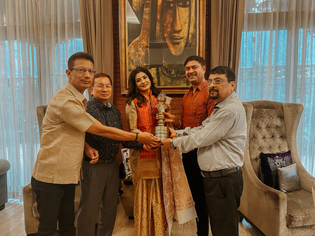 অভিনেত্ৰী ৰবীনা টেণ্ডনলৈ ডঃ ভূপেন হাজৰিকা বঁটা - NKTV